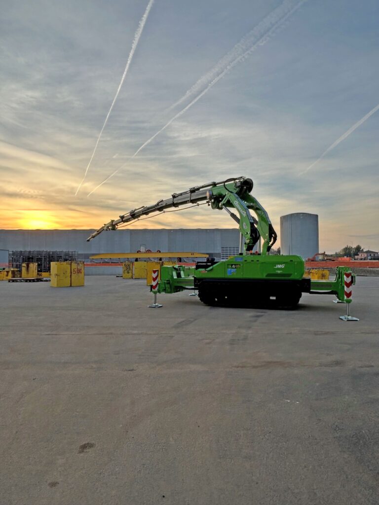 Now also with tracks - JMG Cranes